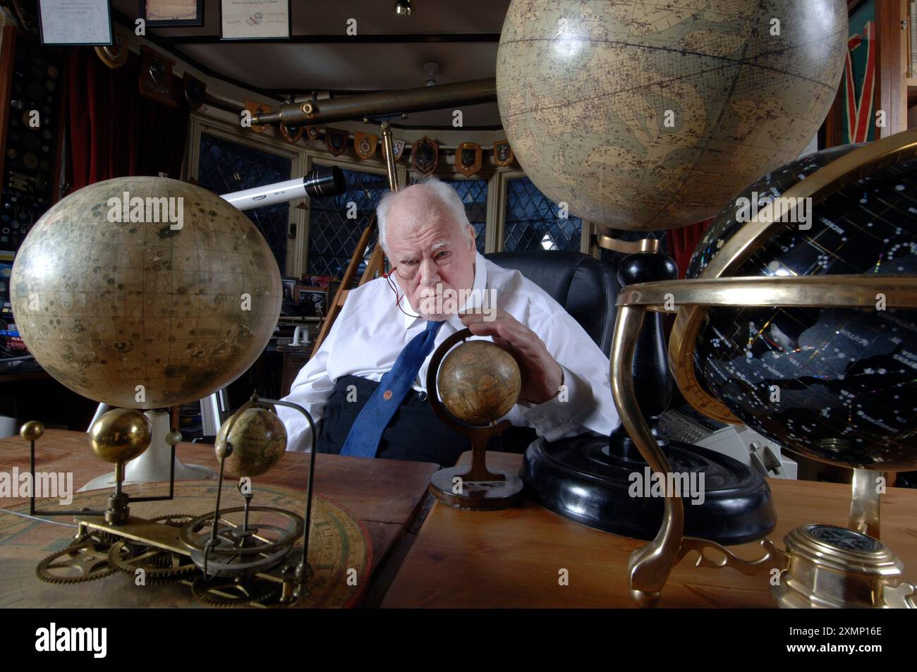 Patrick moore and telescopes hi-res stock photography and images - Alamy