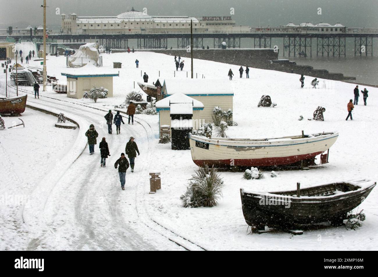 Picture by Roger Bamber : 2 February 2009 : Snow covers Brighton beach ...