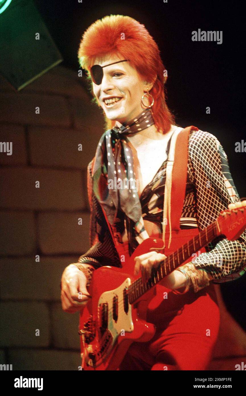 David Bowie as Ziggy Stardust onstage 1973 with eyepatch Stock Photo ...
