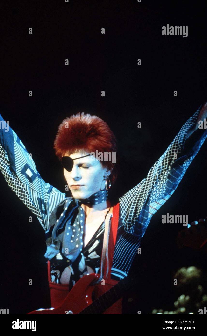David Bowie as Ziggy Stardust onstage 1973 with eyepatch Stock Photo ...