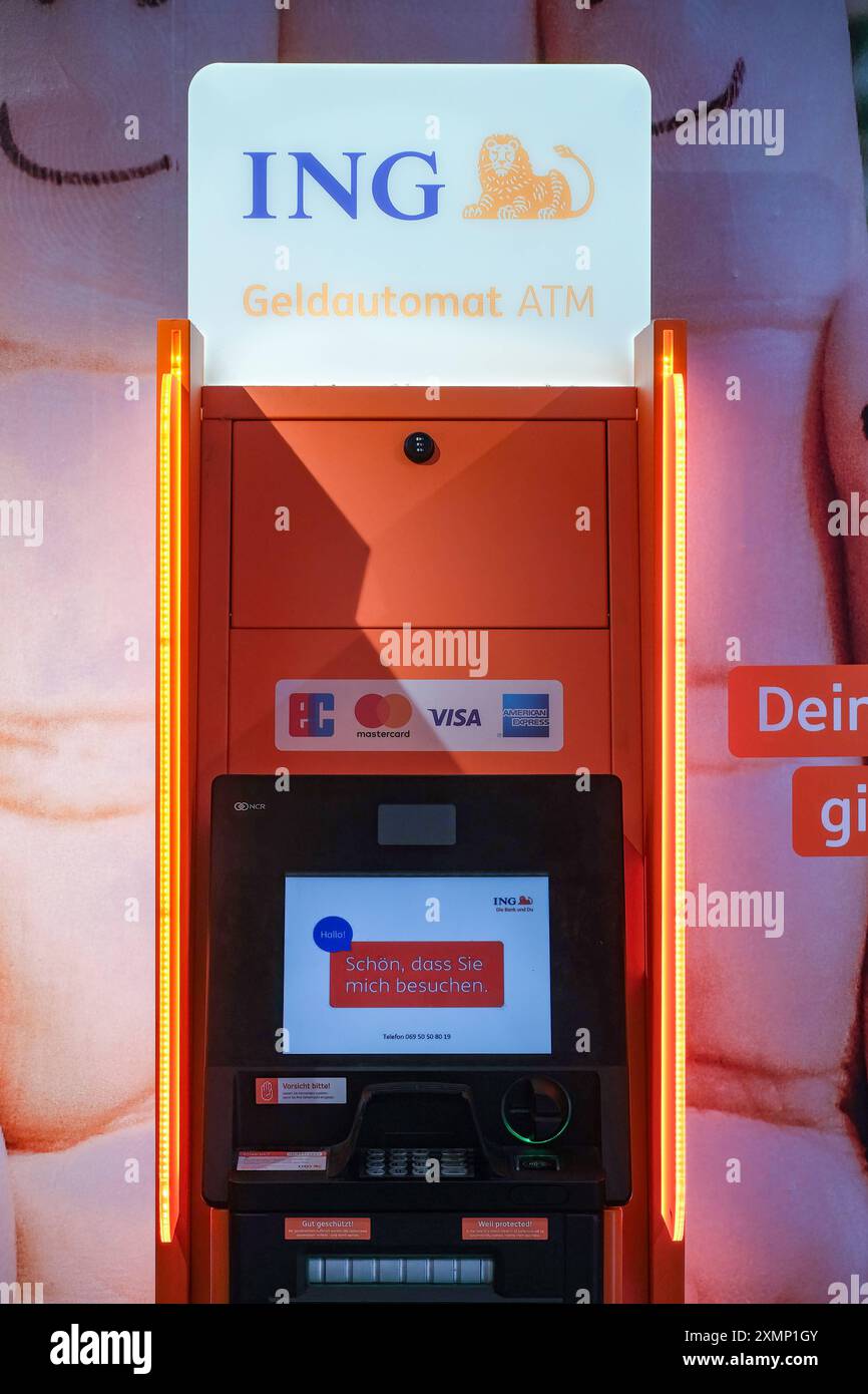 Mastercard debitkarte hi-res stock photography and images - Alamy