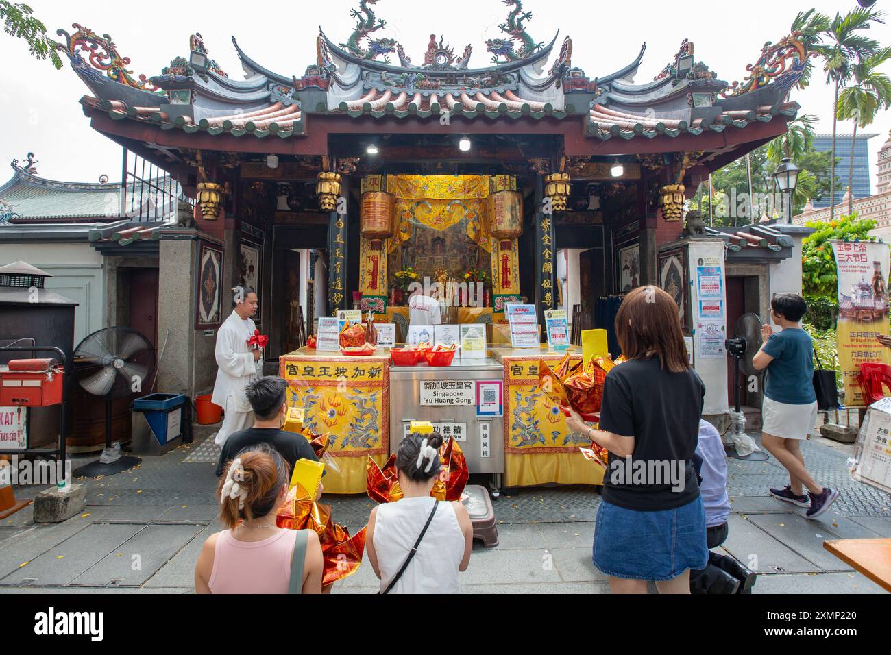 Chinese people kneel to seek peace or blessing at Yu Huang Gong ...