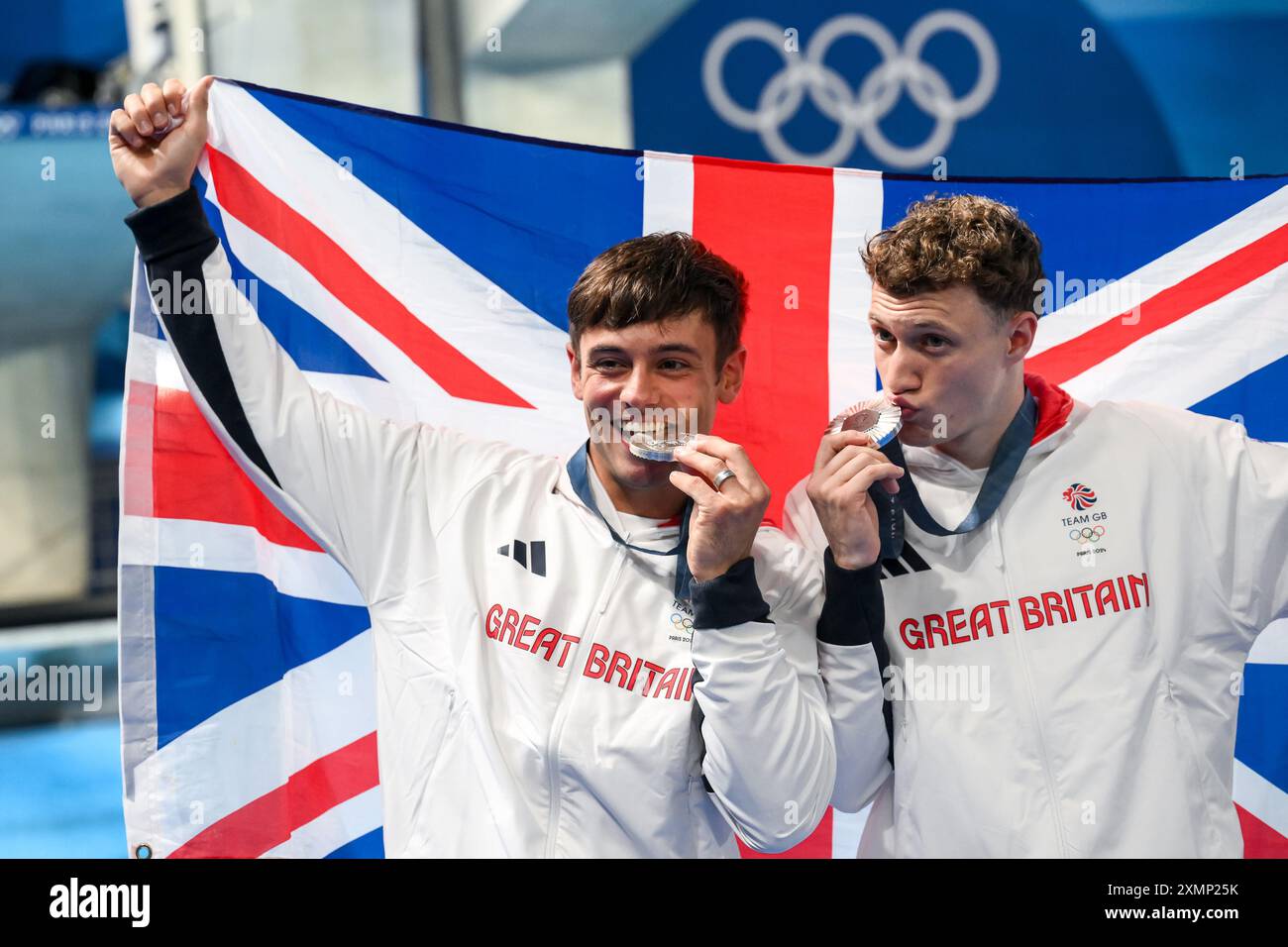 Thomas Daley and Noah Williams of Great Britain show the silver medal ...