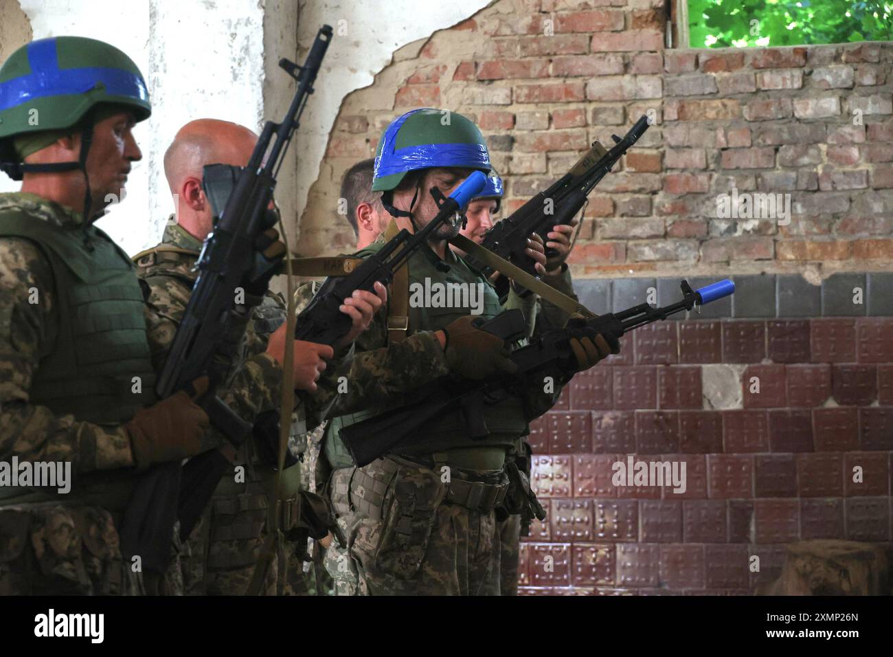 Hold rifles hi-res stock photography and images - Alamy