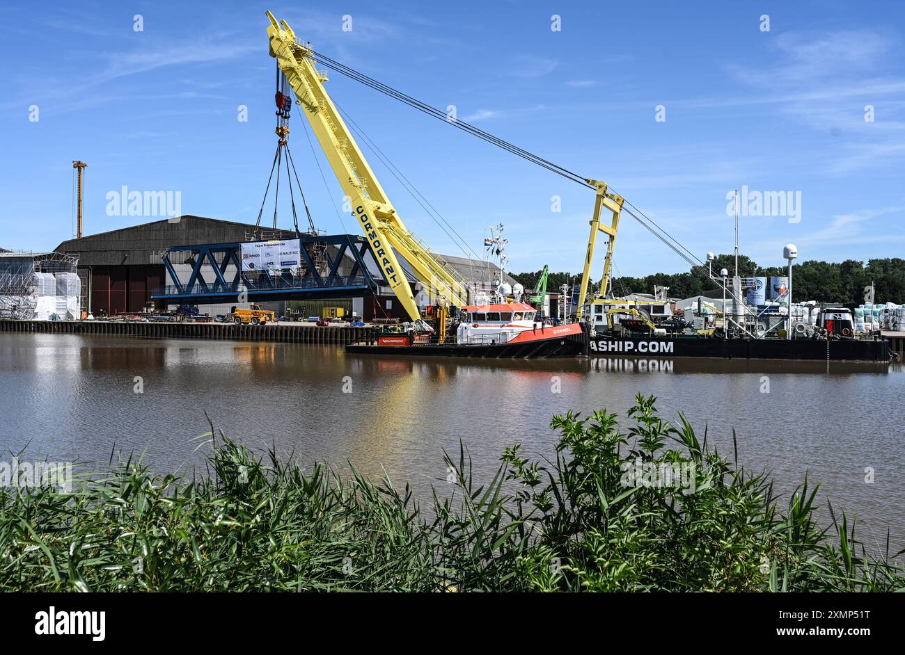 Papenburg, Germany. 29th July, 2024. The Dutch floating crane Cromorat ...