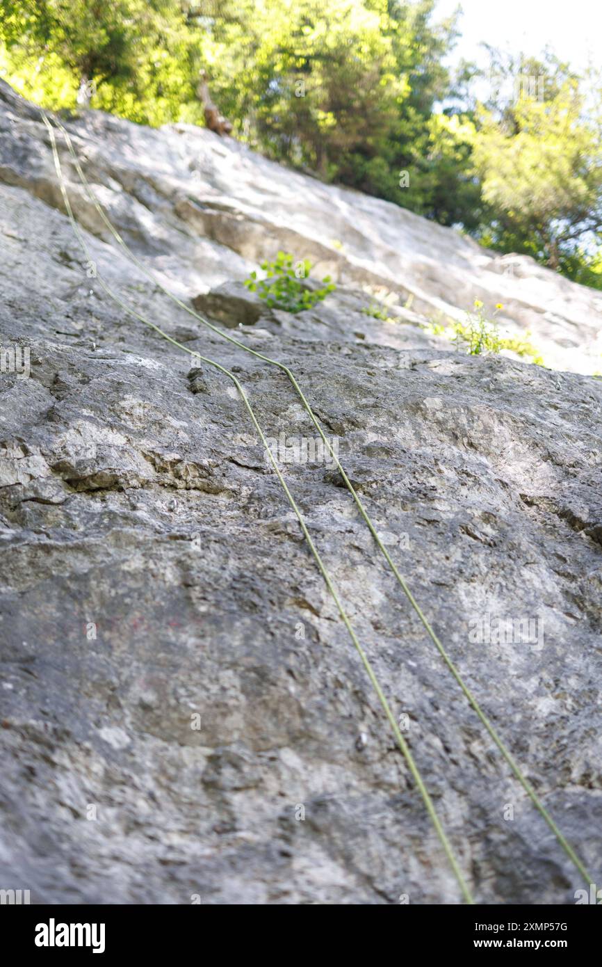 Ein Seil haengt an einem Fels als Absicherung zum Klettern. Aufgenommen ...