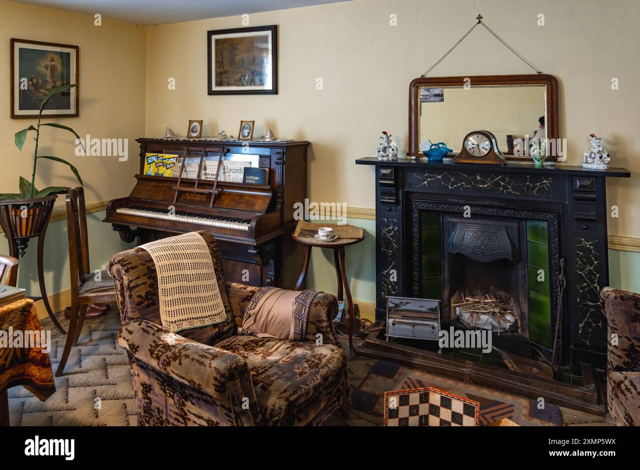 Interior of the back room family lounge in the Valiant Soldier, Museum ...