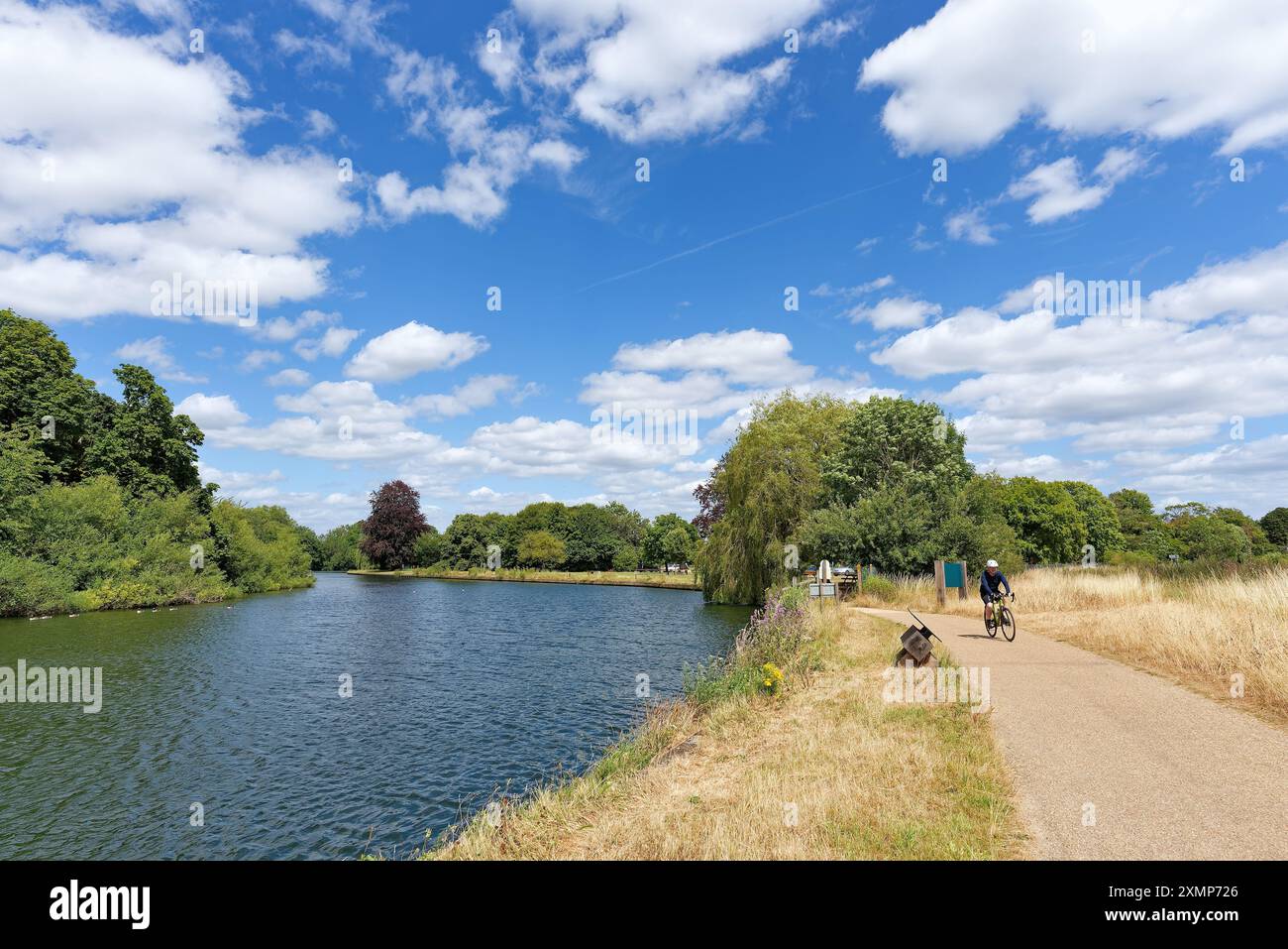 Bike path by river thames hi-res stock photography and images - Alamy