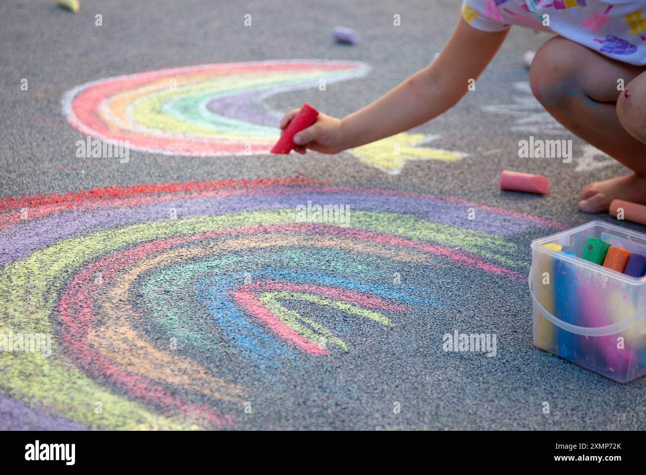 Chalk street drawing kid hi-res stock photography and images - Alamy