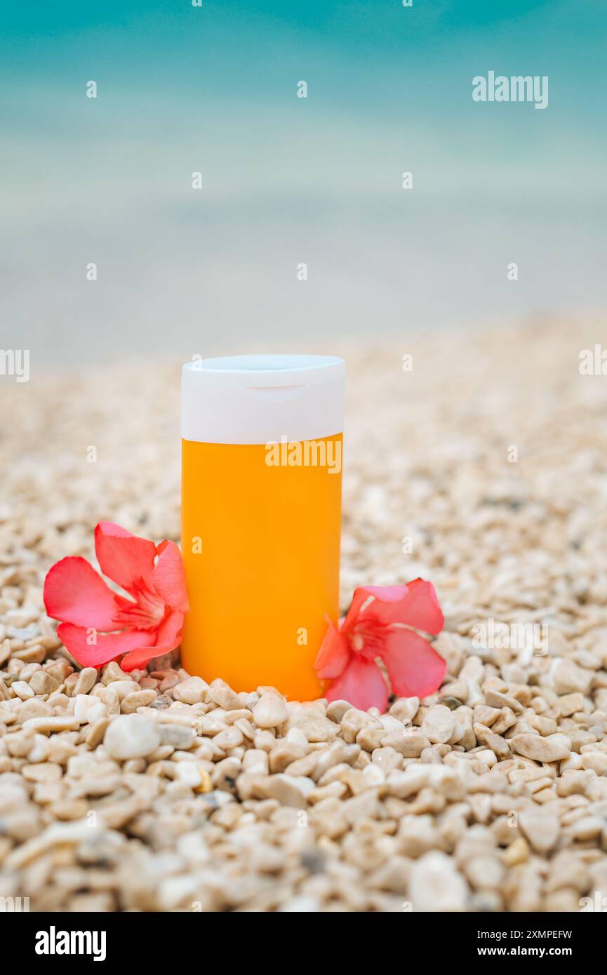 Sunscreen bottle on the beach Stock Photo - Alamy