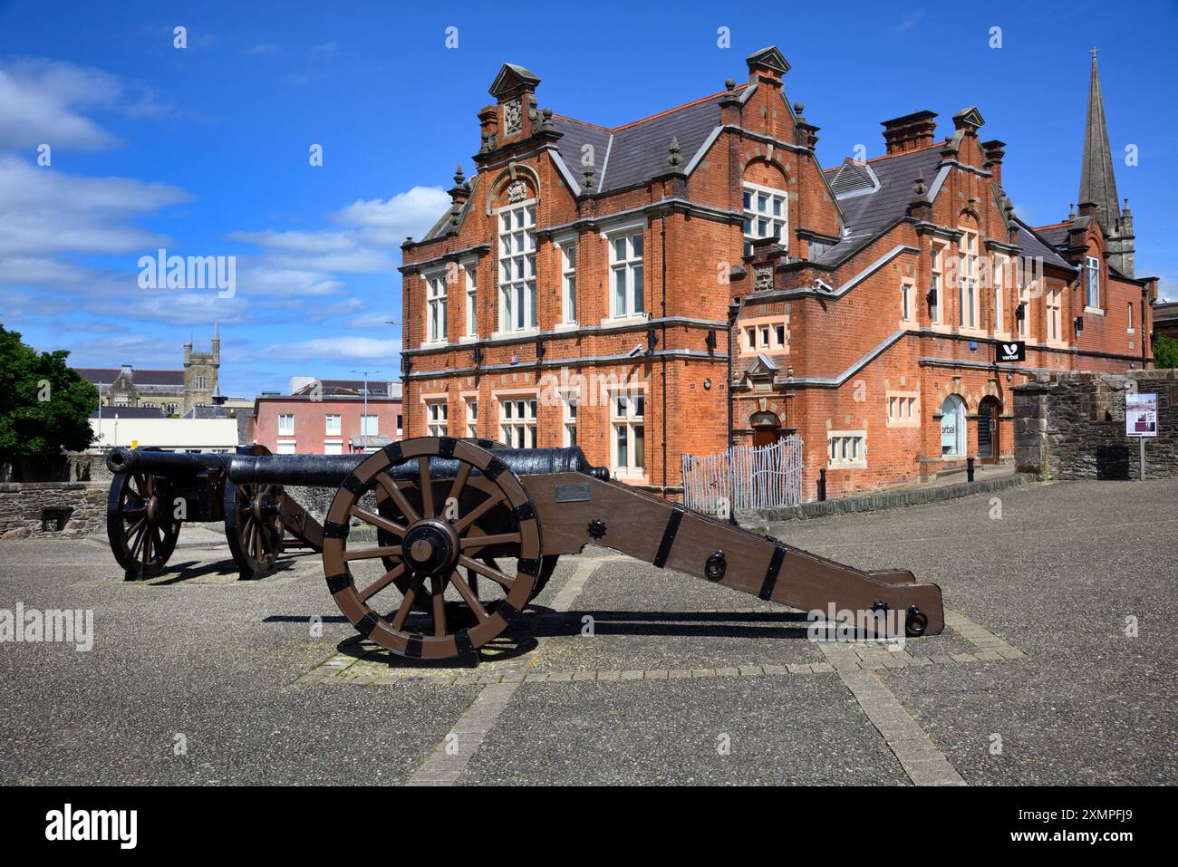 Derry cannons hi-res stock photography and images - Alamy