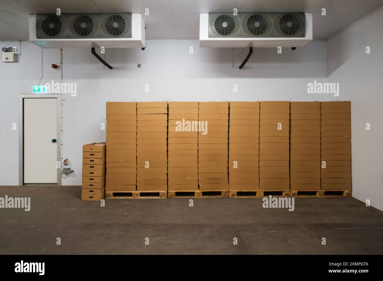 Empty factory warehouse storeroom hi-res stock photography and images ...