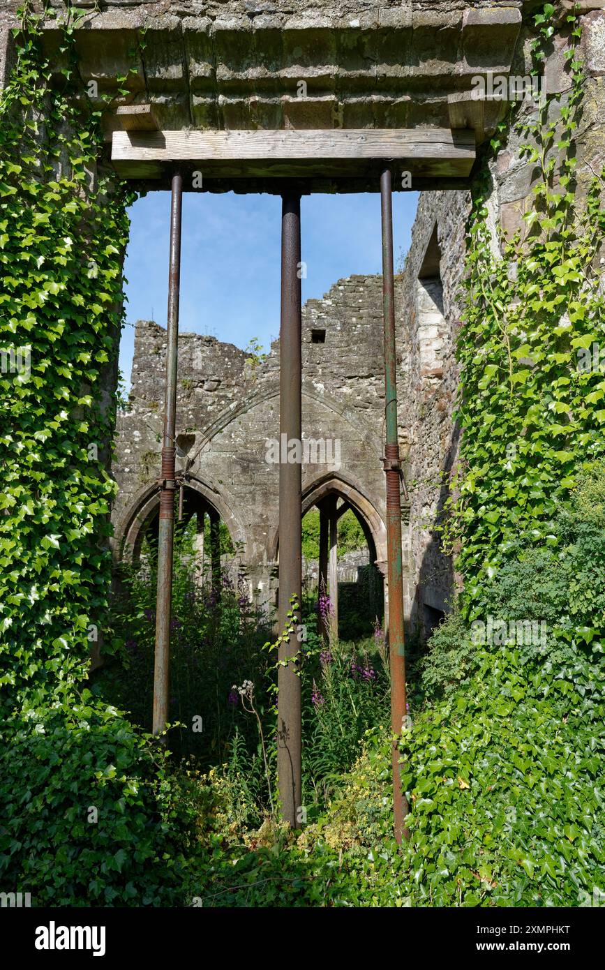 Upright metal supports hi-res stock photography and images - Alamy