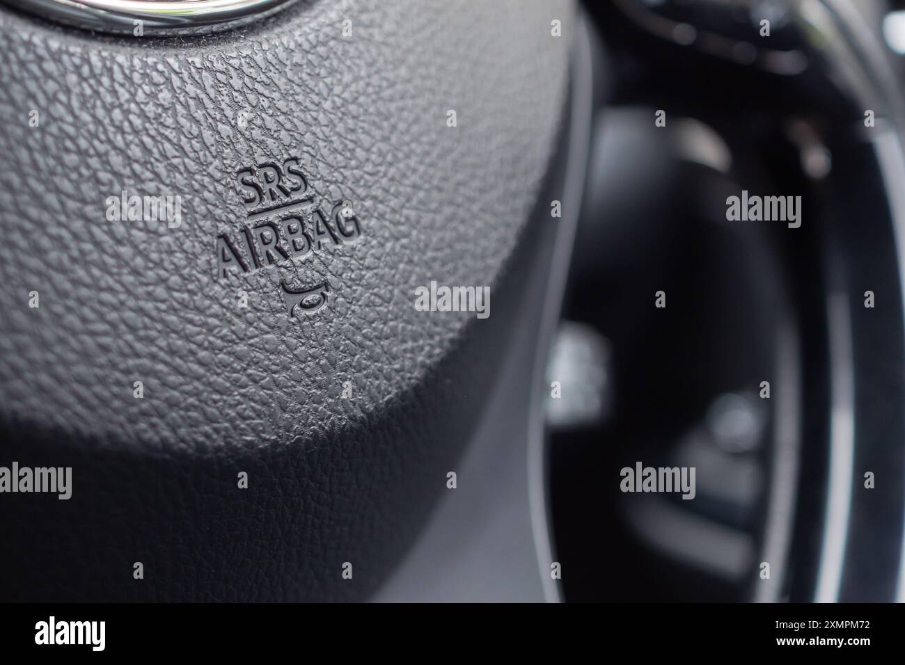 Safety airbag sign on car steering wheel with horn icon Stock Photo - Alamy