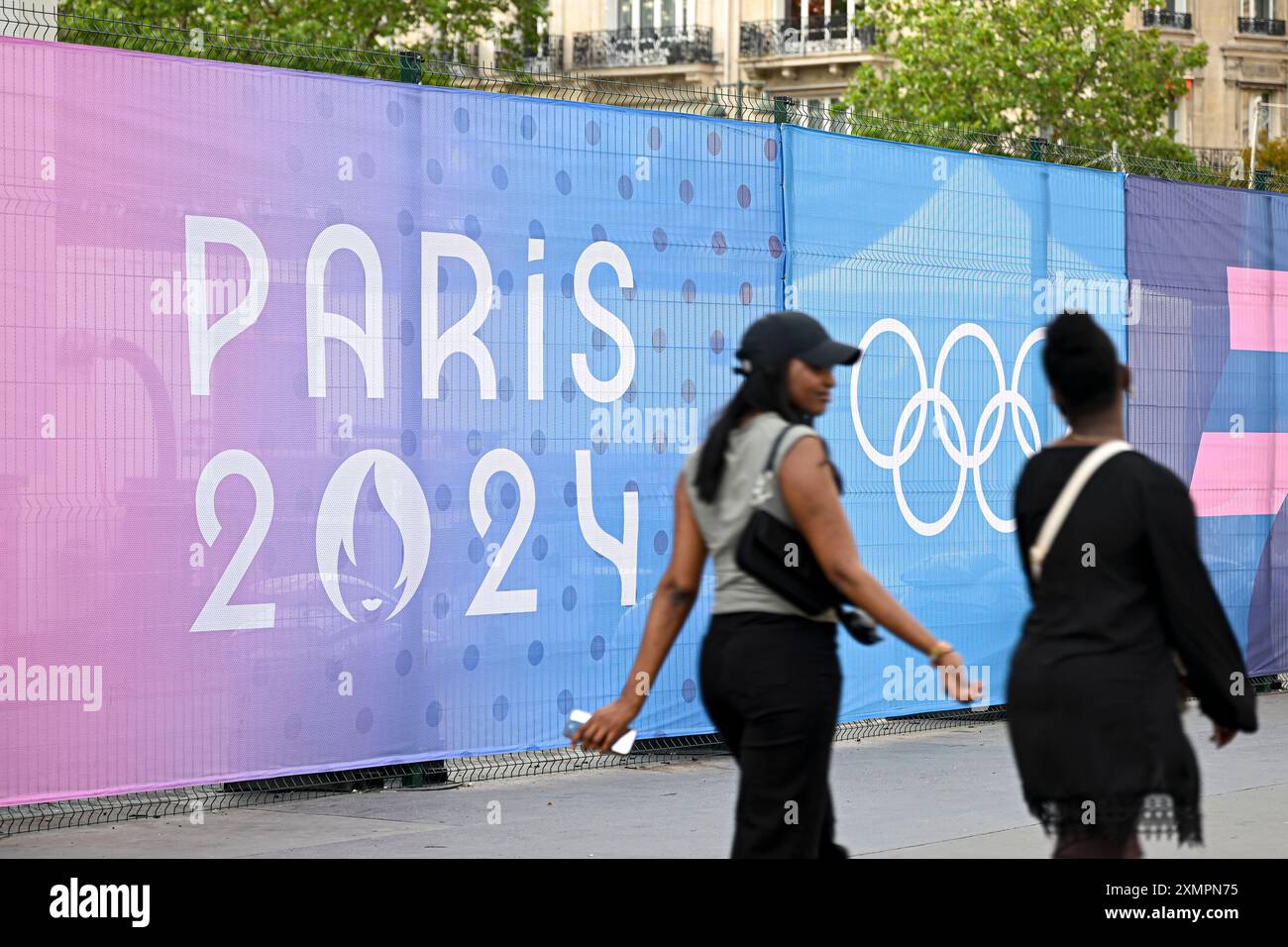 Paris (France): tourists in a street and pictograms at the Paris 2024 ...