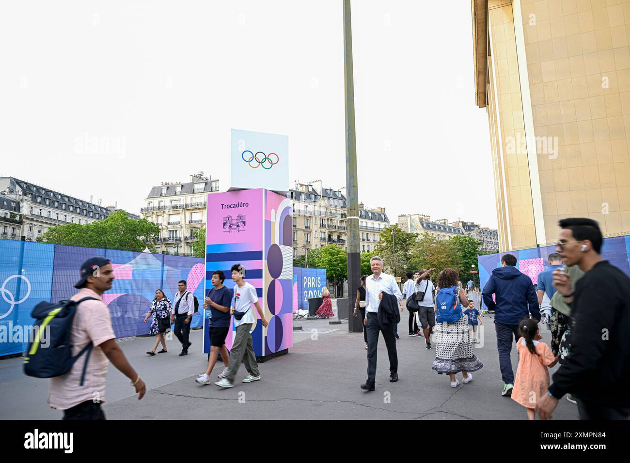 Paris (France): Parisians and tourists in a street and pictograms at ...