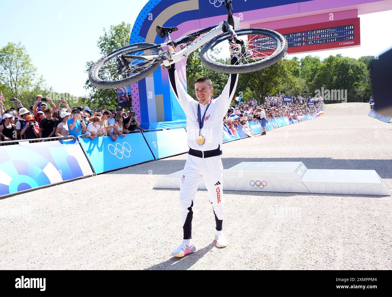 Great Britain's Tom Pidcock poses with his gold medal following the Men ...