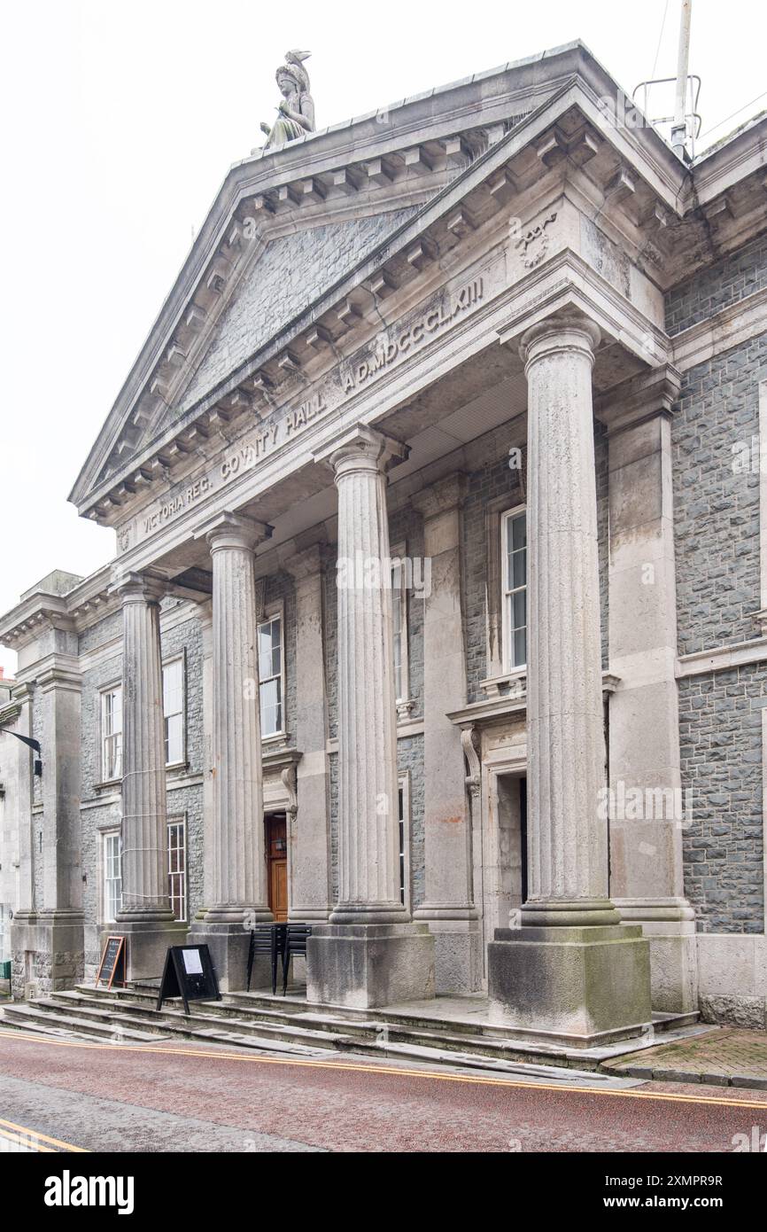 Former Court House opposite the walls of Caernarfon Castle Stock Photo ...