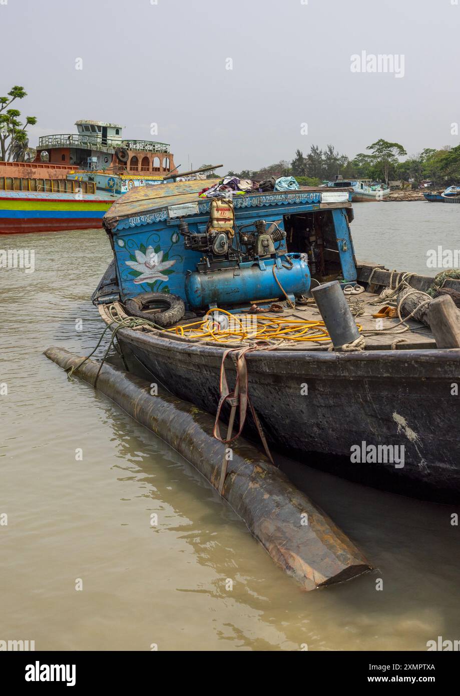 Tree trunk tied to a boat, Barisal Division, Nesarabad, Bangladesh ...