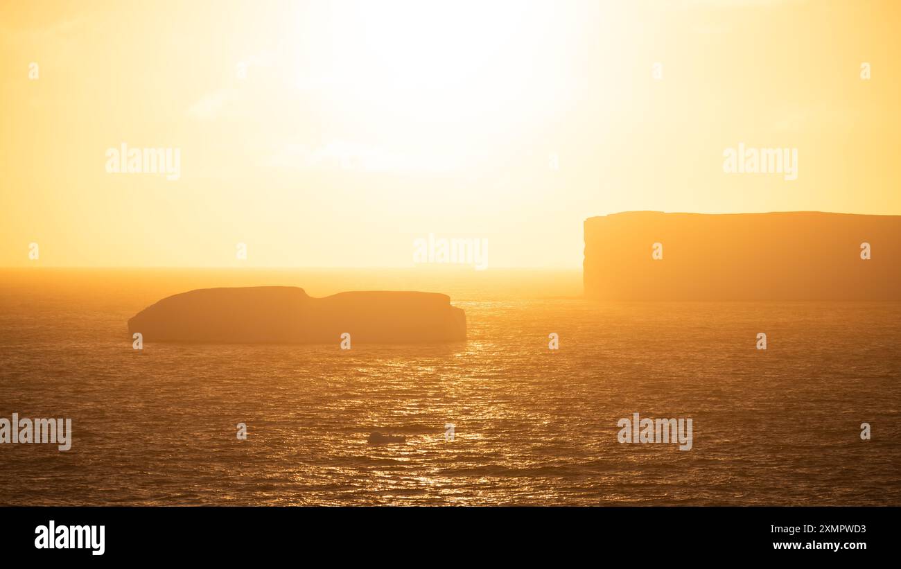 Golden hour with icebergs hi-res stock photography and images - Alamy