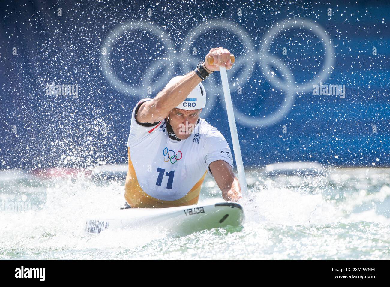 MARINIC Matija (Kroatien) am Start vor Branding mit den olympischen ...