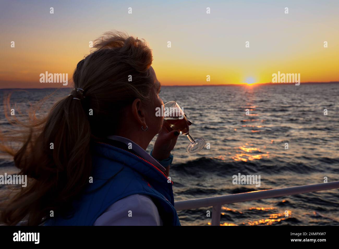 Symbolfoto Sundowner, Prosecco, Sekt, im Sonnenuntergang, *** Symbolic ...