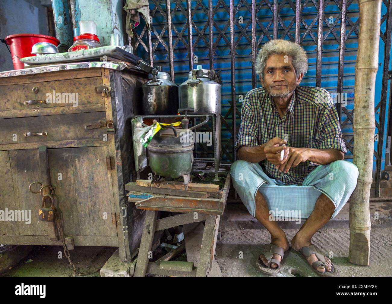 Portrait of a bangladeshi man selling tea in the street, Dhaka Division ...