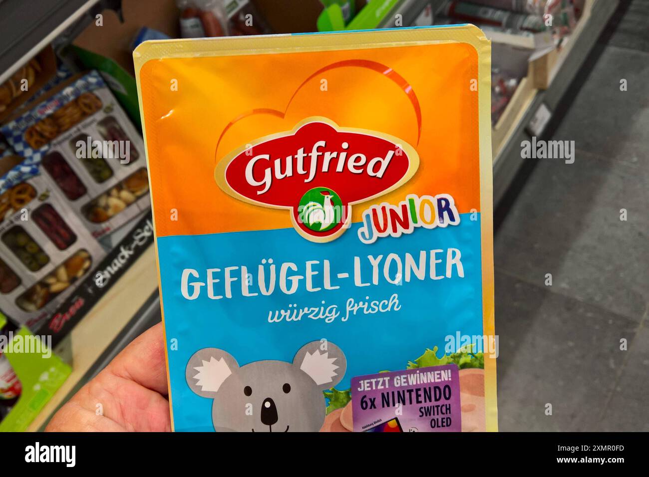 Gutfried Junior, Geflügel-Lyoner. Abgepackte Wurst im Supermarkt ...