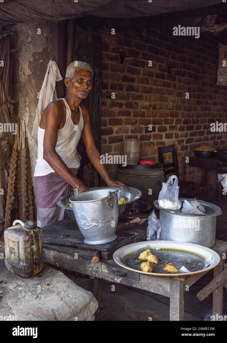 Bangladeshi old man cooking in a small restaurant, Rajshahi Division ...