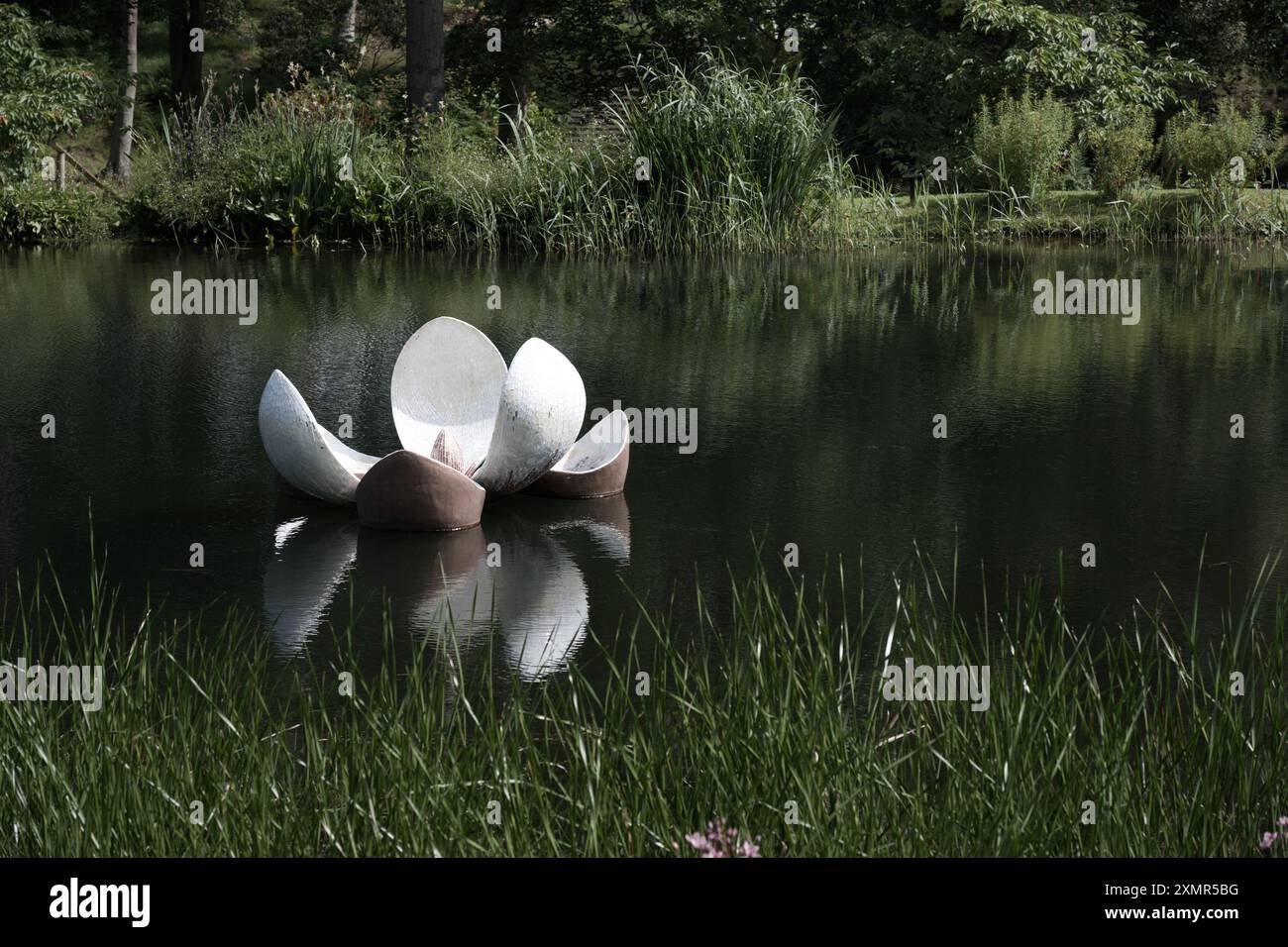 Woodland garden sculpture hi-res stock photography and images - Alamy