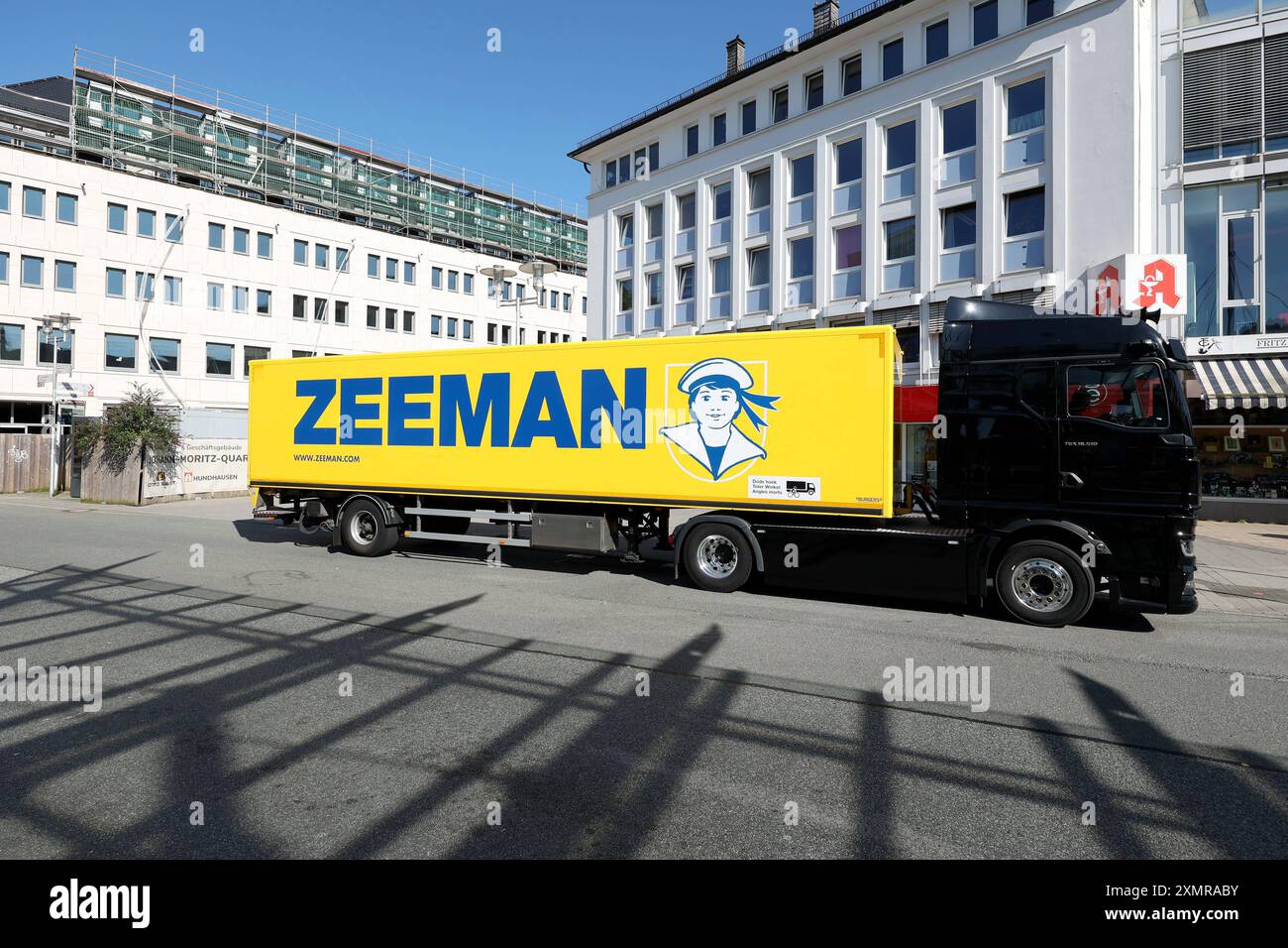 Ein Lastwagen von Zeeman steht am Zentralen Omnibus Bahnhof in Siegen ...