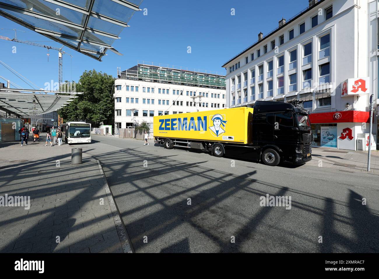 Ein Lastwagen von Zeeman steht am Zentralen Omnibus Bahnhof in Siegen ...