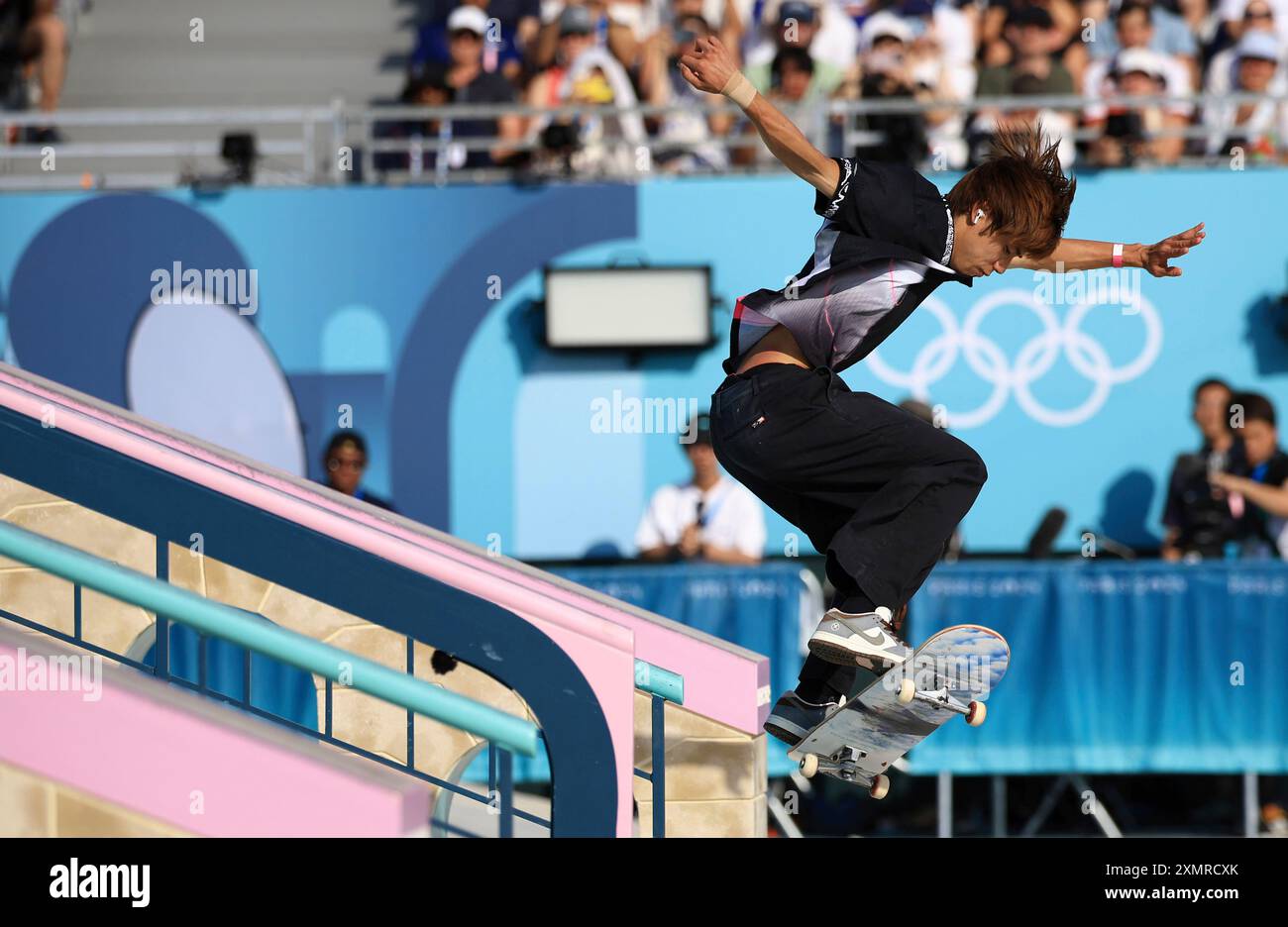 HORIGOME Yuto of Japan pulls off the final trick during the men's ...