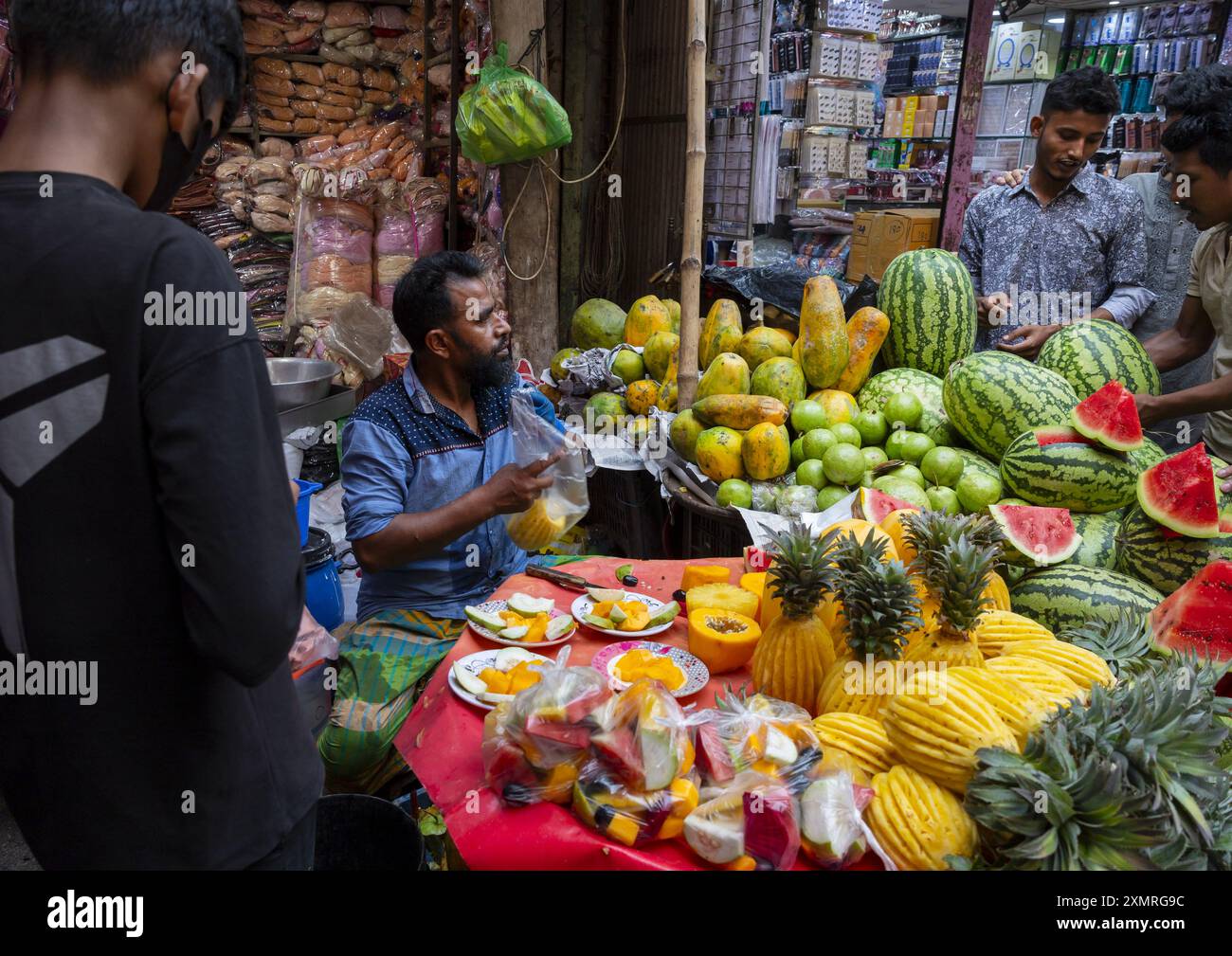 Fruits for ramadan sold in the street, Dhaka Division, Dhaka, Bangladesh Stock Photo - Alamy