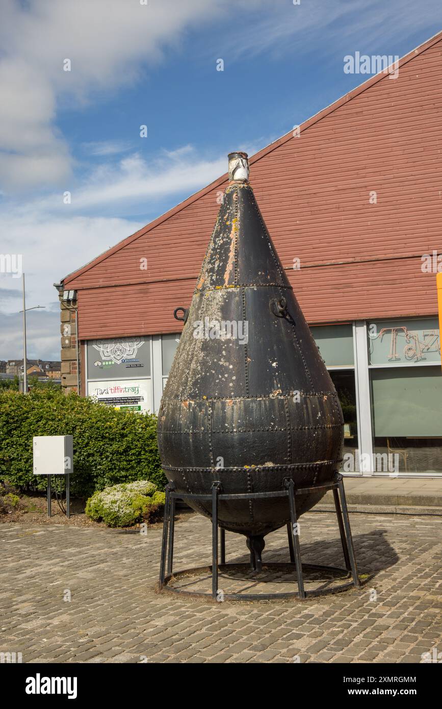 Large metal artefact in front of Taza Indian buffet restaurant at City ...