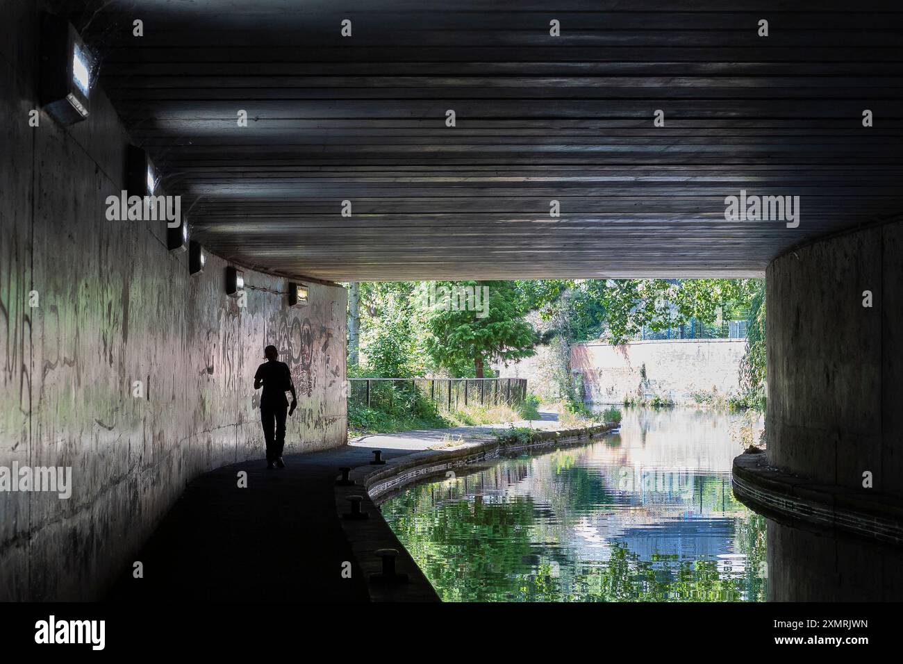 Dark underpass hi-res stock photography and images - Alamy