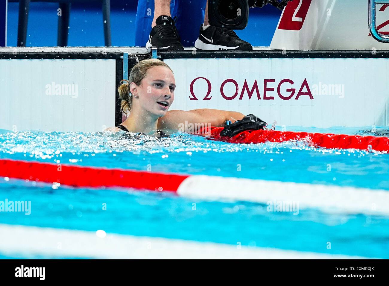 Summer McIntosh of Canada celebrates after winning gold during women's ...