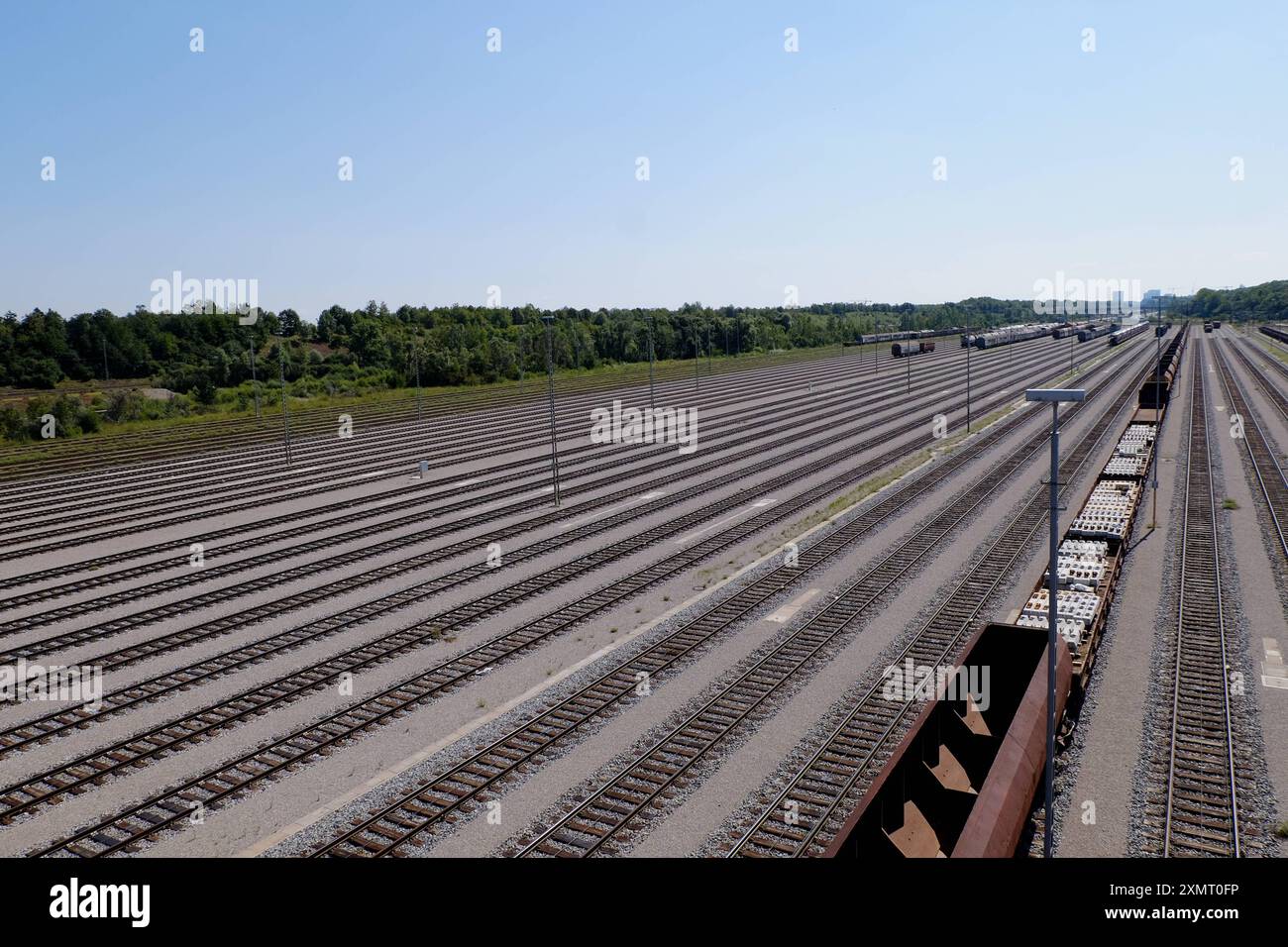Güterzug auf leerem Güterbahnhof Ein Güterzug steht auf einem Gleis ...