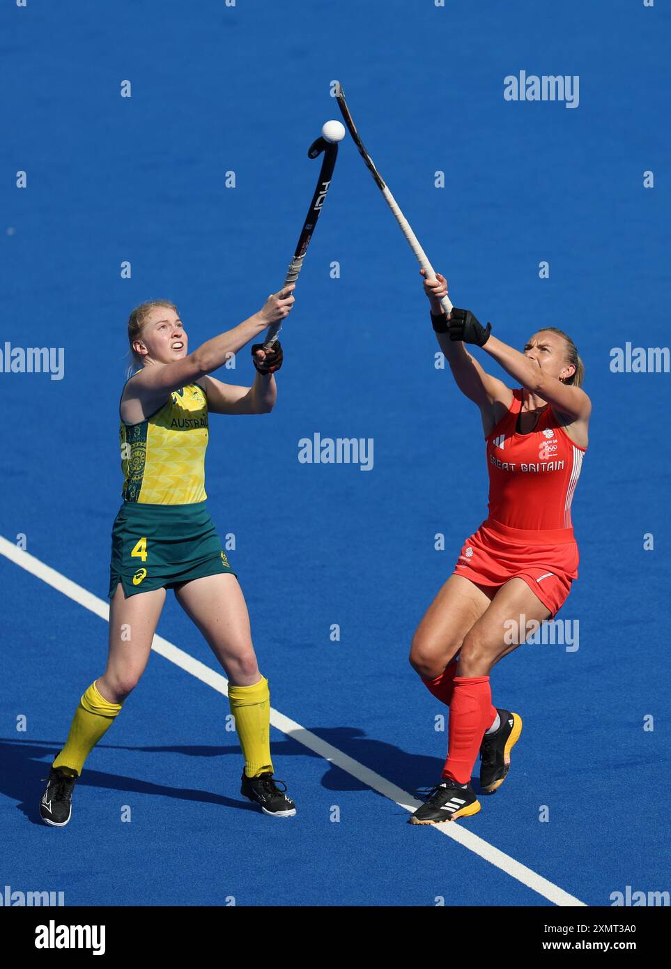 Colombes, France. 29th July, 2024. Amy Lawton (L) of Australia vies ...