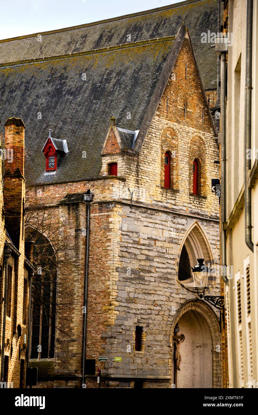 Trefoil gothic window hi-res stock photography and images - Alamy