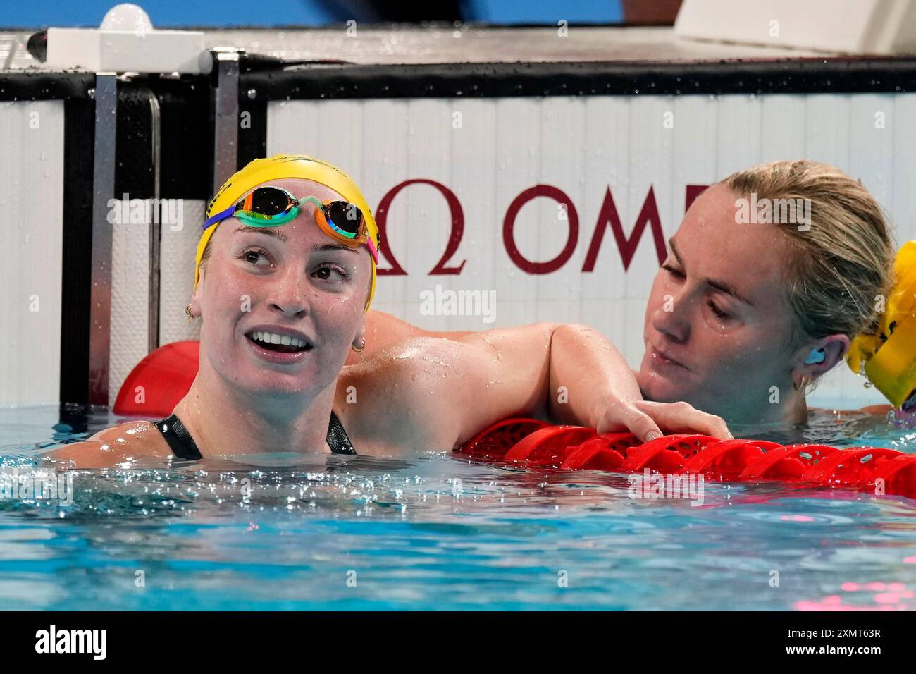 Mollie O'Callaghan, left, of Australia, celebrates alongside Ariarne ...