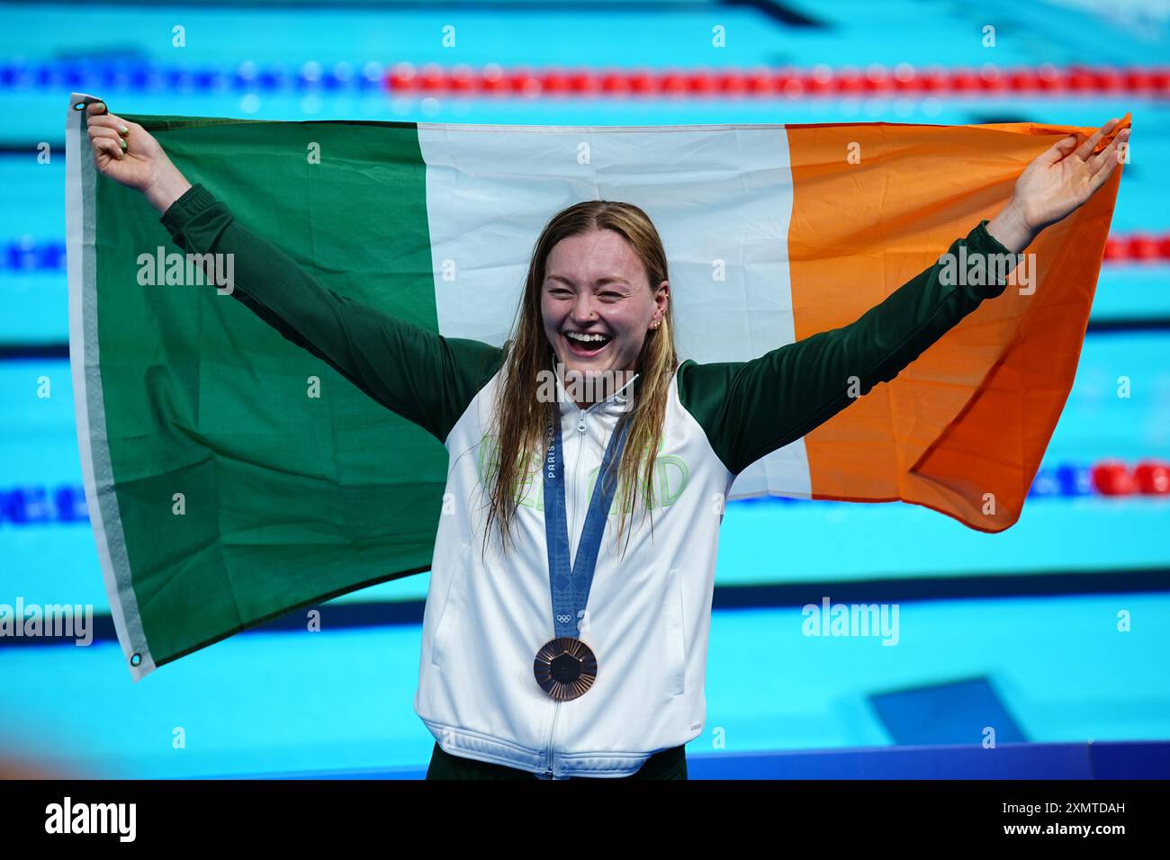 Ireland's Mona McSharry celebrates winning bronze during the Women's ...