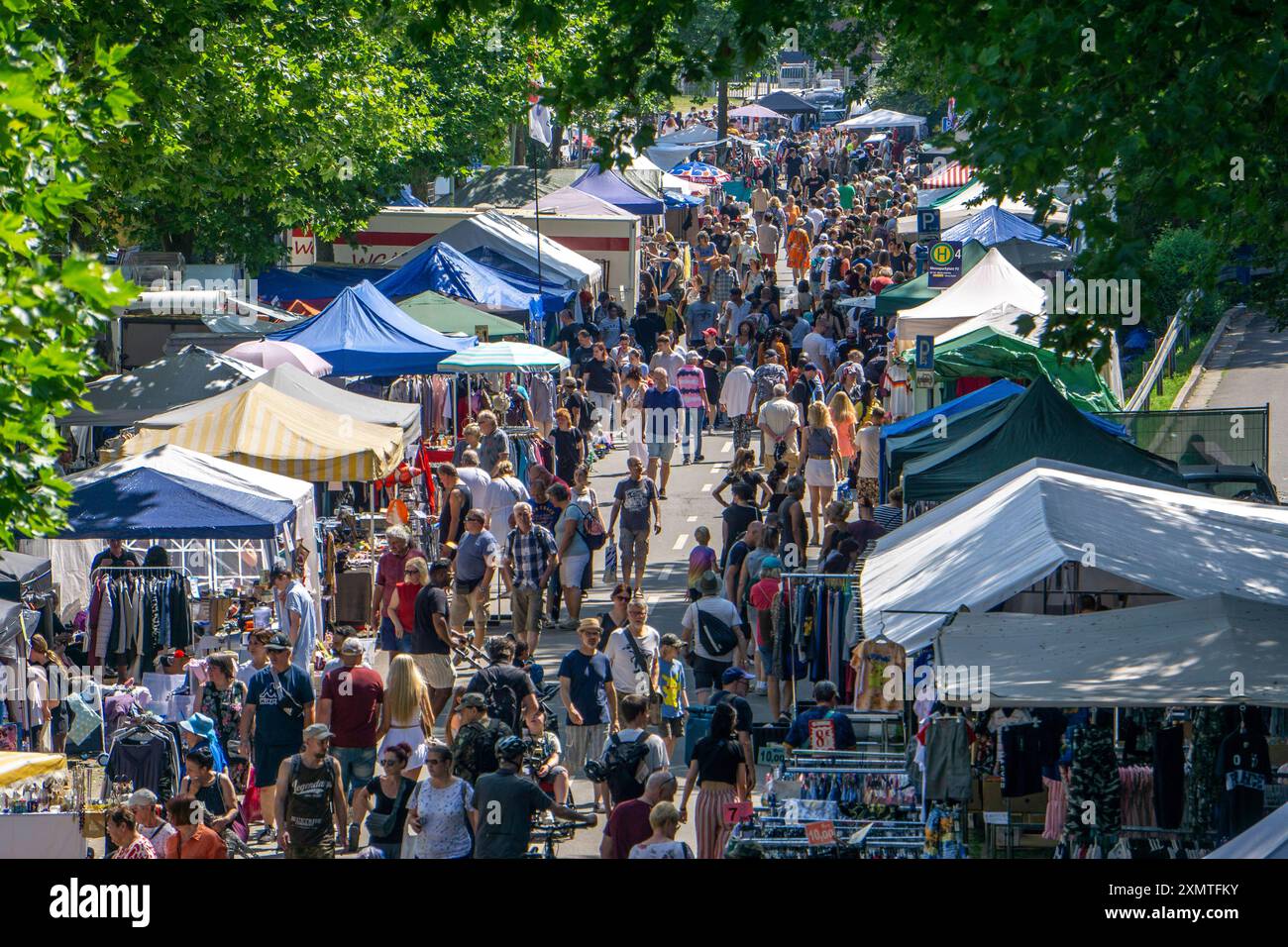 Flohmarkt beim Sommerfest an der Gruga in Essen, 10 tägige Kirmes an ...