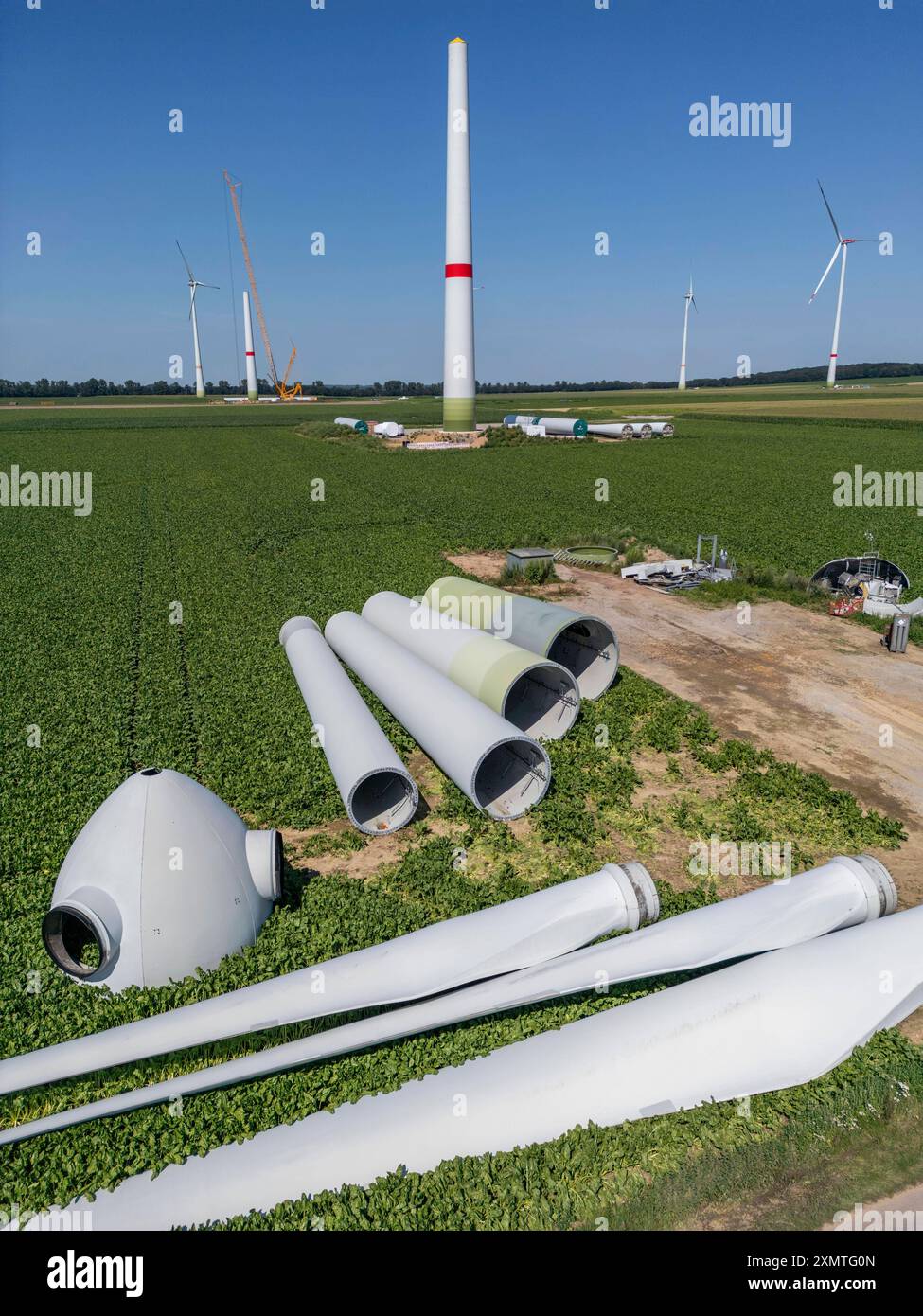 Repowering, demontiertes Windrad vom Ty Enercon E-58, in einem Windpark ...