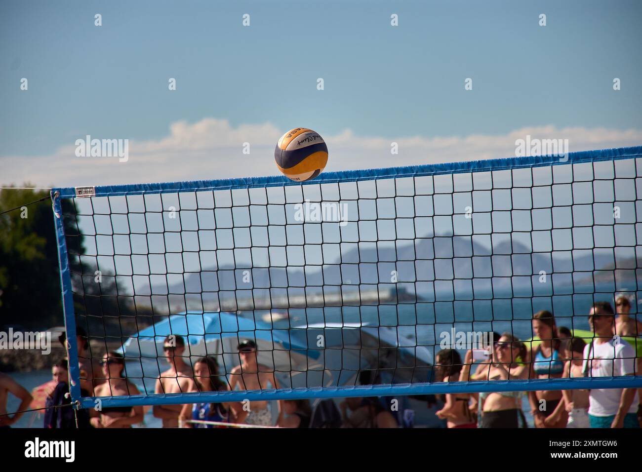 Volleyball players in action hi-res stock photography and images - Alamy