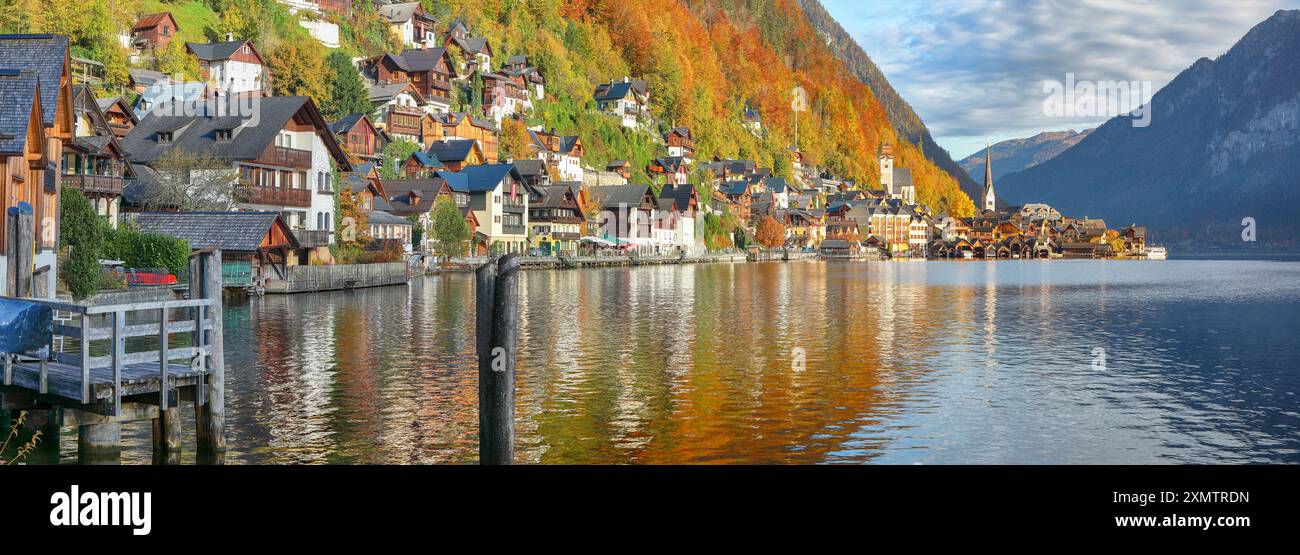 Amazing view of famous Hallstatt mountain village with Hallstatter lake ...