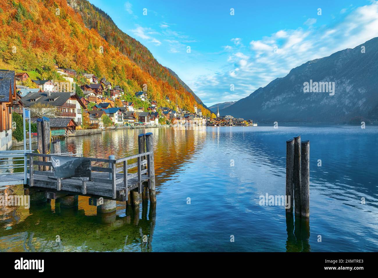 Amazing view of famous Hallstatt mountain village with Hallstatter lake ...