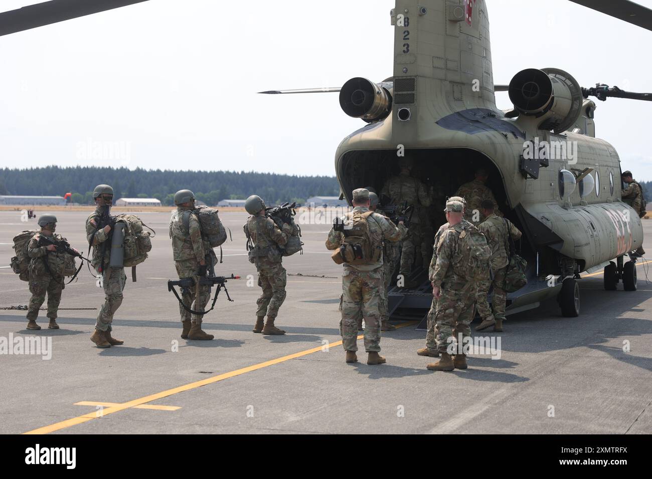 U.S. Army National Guard officer candidates prepare to board a CH-47 ...