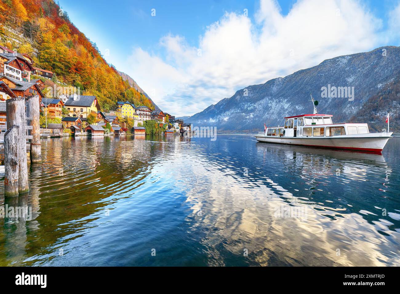 Amazing view of famous Hallstatt mountain village with Hallstatter lake ...