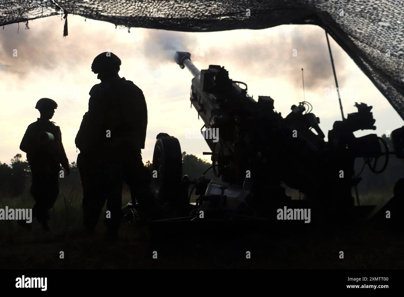 Golf Battery of the 3rd BN, 14 USMC, conducts a weekend live fire ...